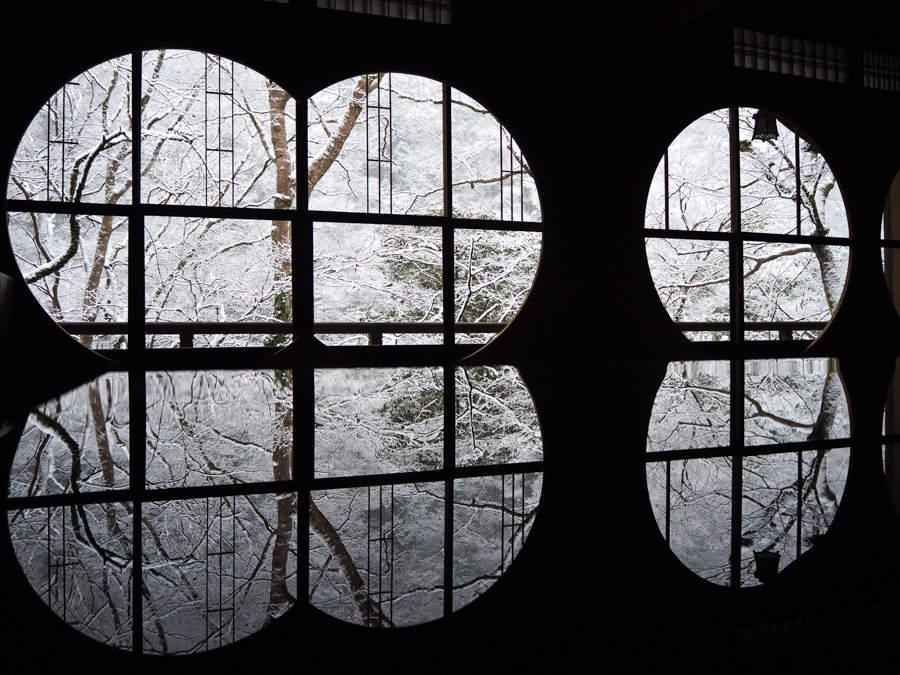 丸窓を染め、机に映り込む四季折々の景色はあまりの美しさに一瞬言葉を失います。